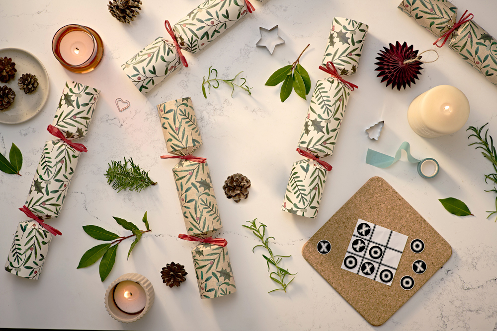 Pass the Parcel Bee Surprise Ball - Crackers & Bonbons – Christmas ...
